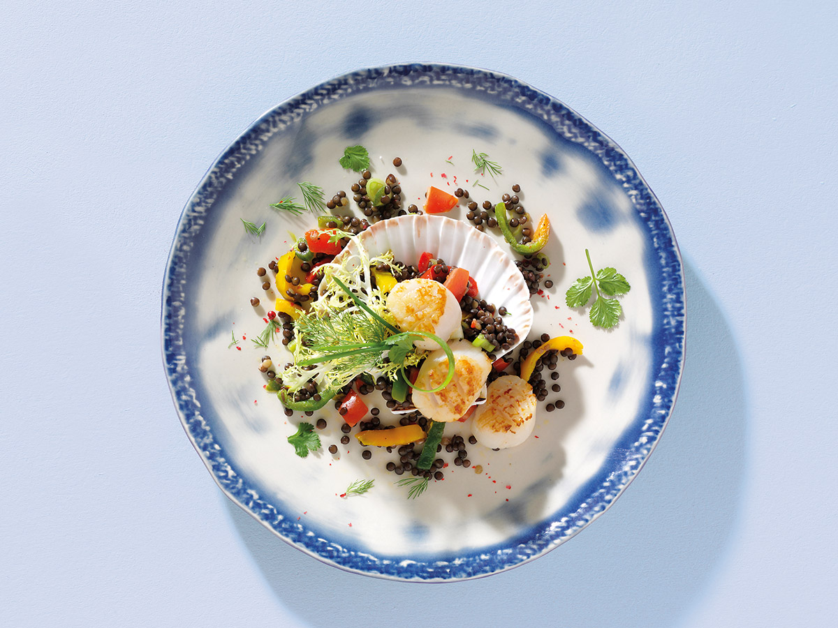 Jakobsmuscheln auf Beluga Linsen Salat